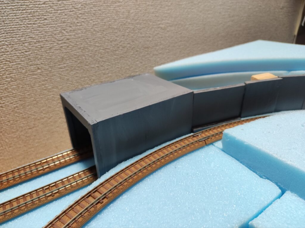 100均のスチレンボードで複線トンネルポータルを作ってみた - YOYAN BLOG