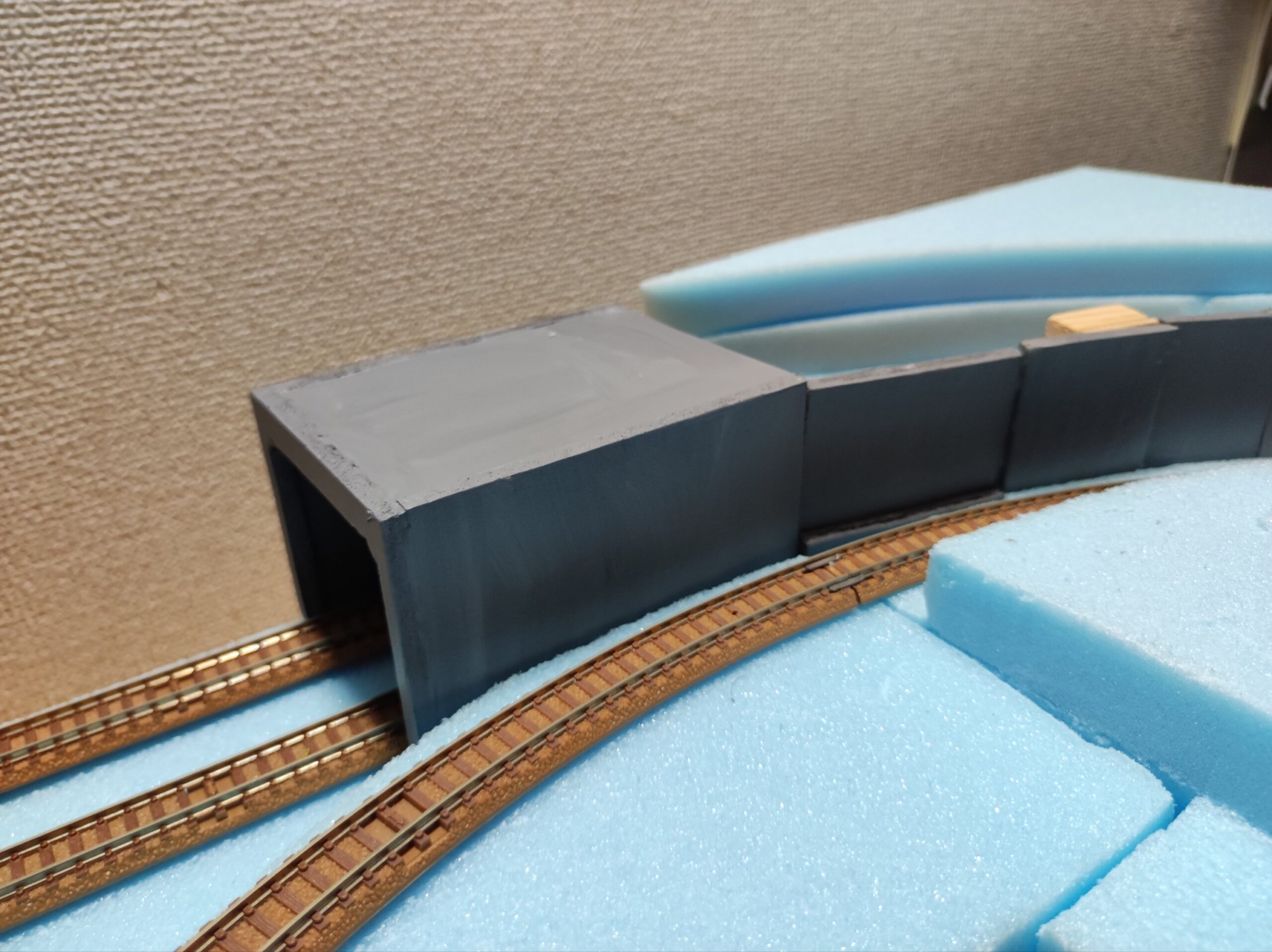 100均のスチレンボードで複線トンネルポータルを作ってみた - YOYAN.ORG