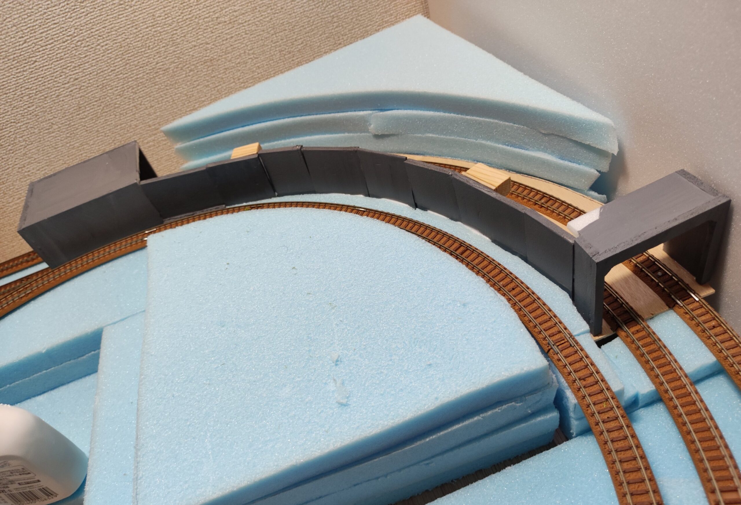 100均のスチレンボードで複線トンネルポータルを作ってみた - YOYAN.ORG