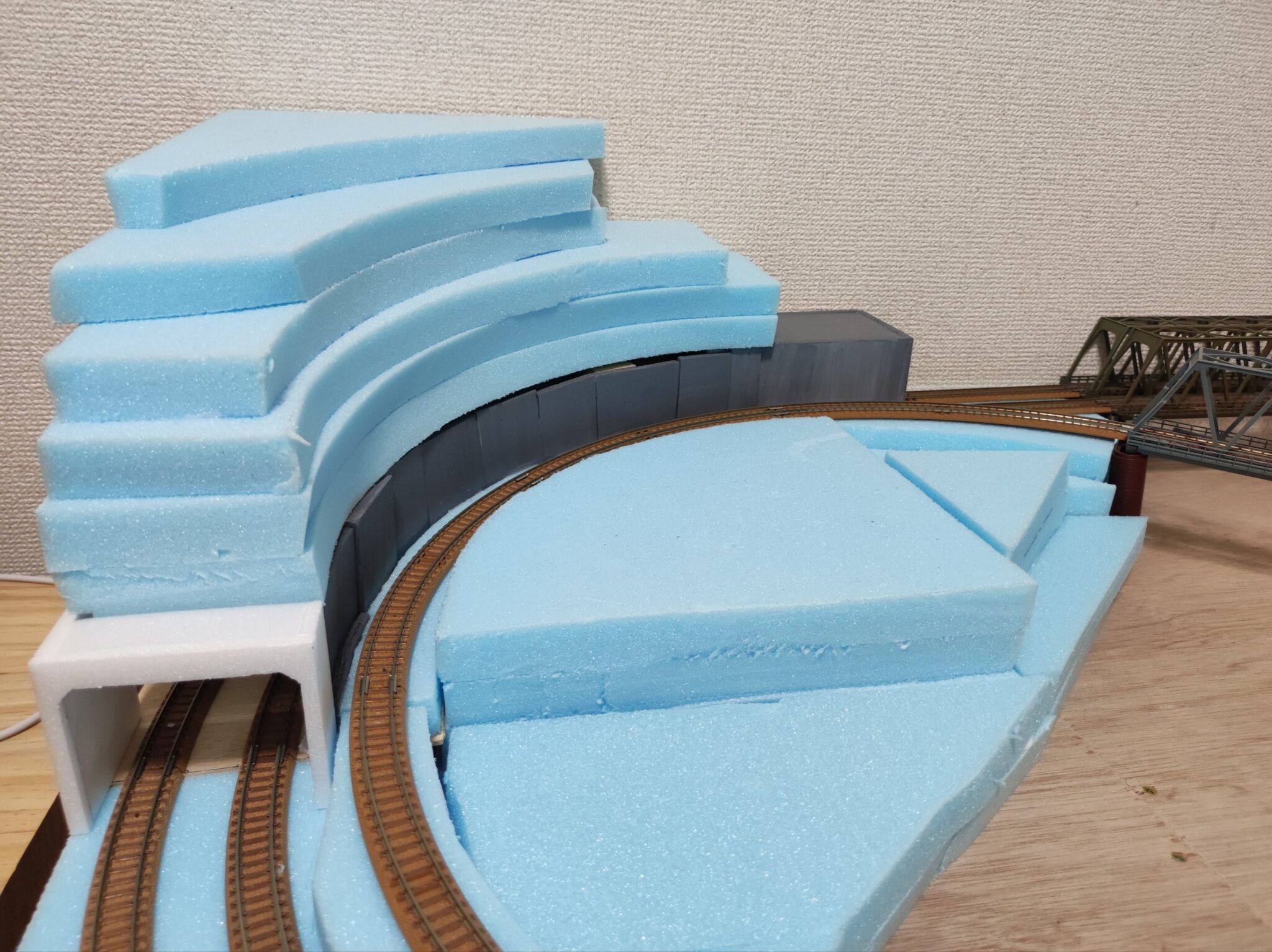 【Nゲージ】ジオラマで岩山を作る方法3ステップ【初心者でも簡単】 - YOYAN BLOG