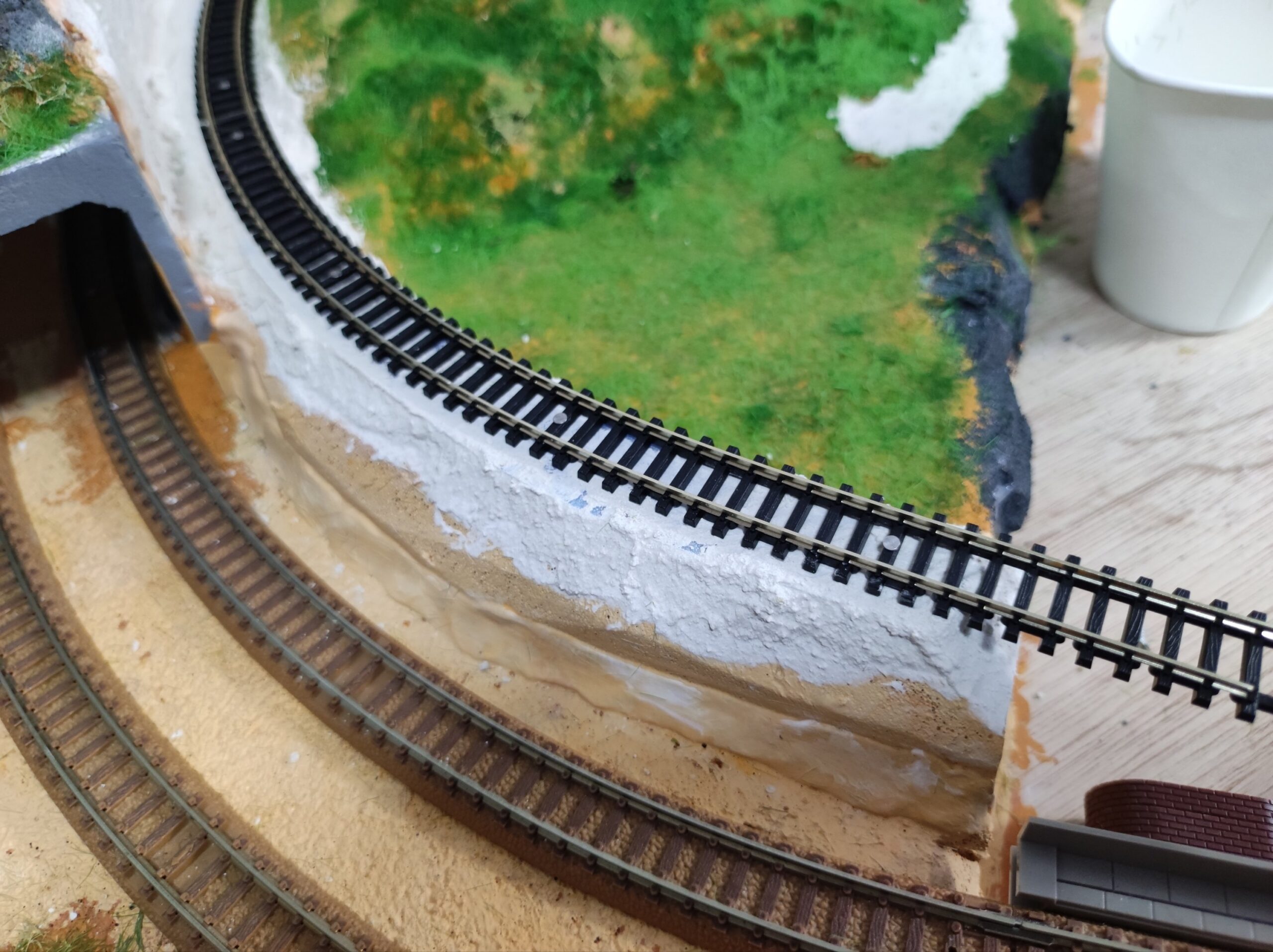 【Nゲージ】バラストの撒き方を解説【レールのタイプによる違いとは】 - YOYAN.ORG