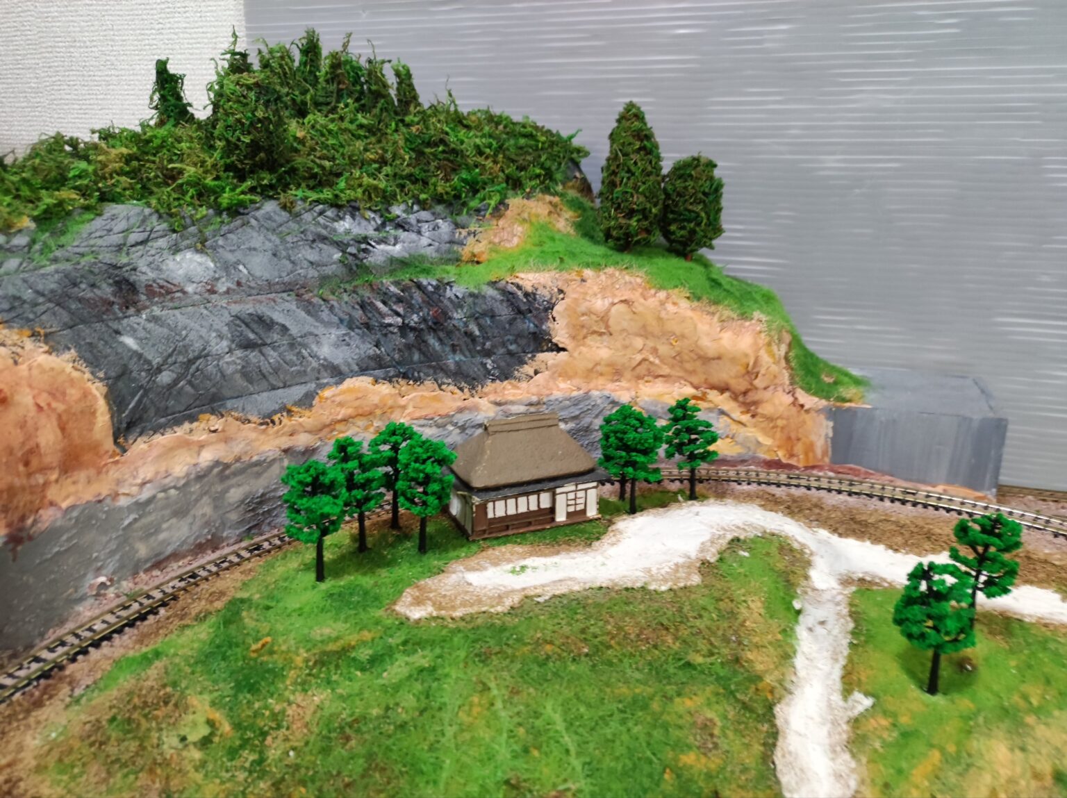 【Nゲージ】ジオラマの山の作り方3ステップー山里の風景が出来てきた！ - YOYAN BLOG