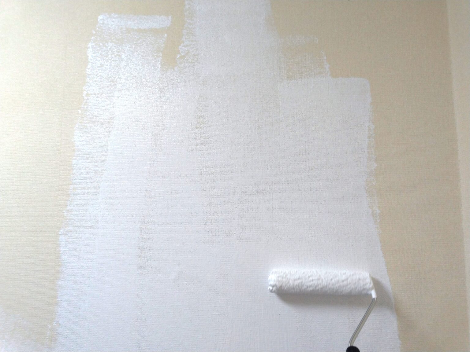 壁紙の上から塗れるペンキおすすめ7選ーメリット・デメリットも解説 - YOYAN BLOG