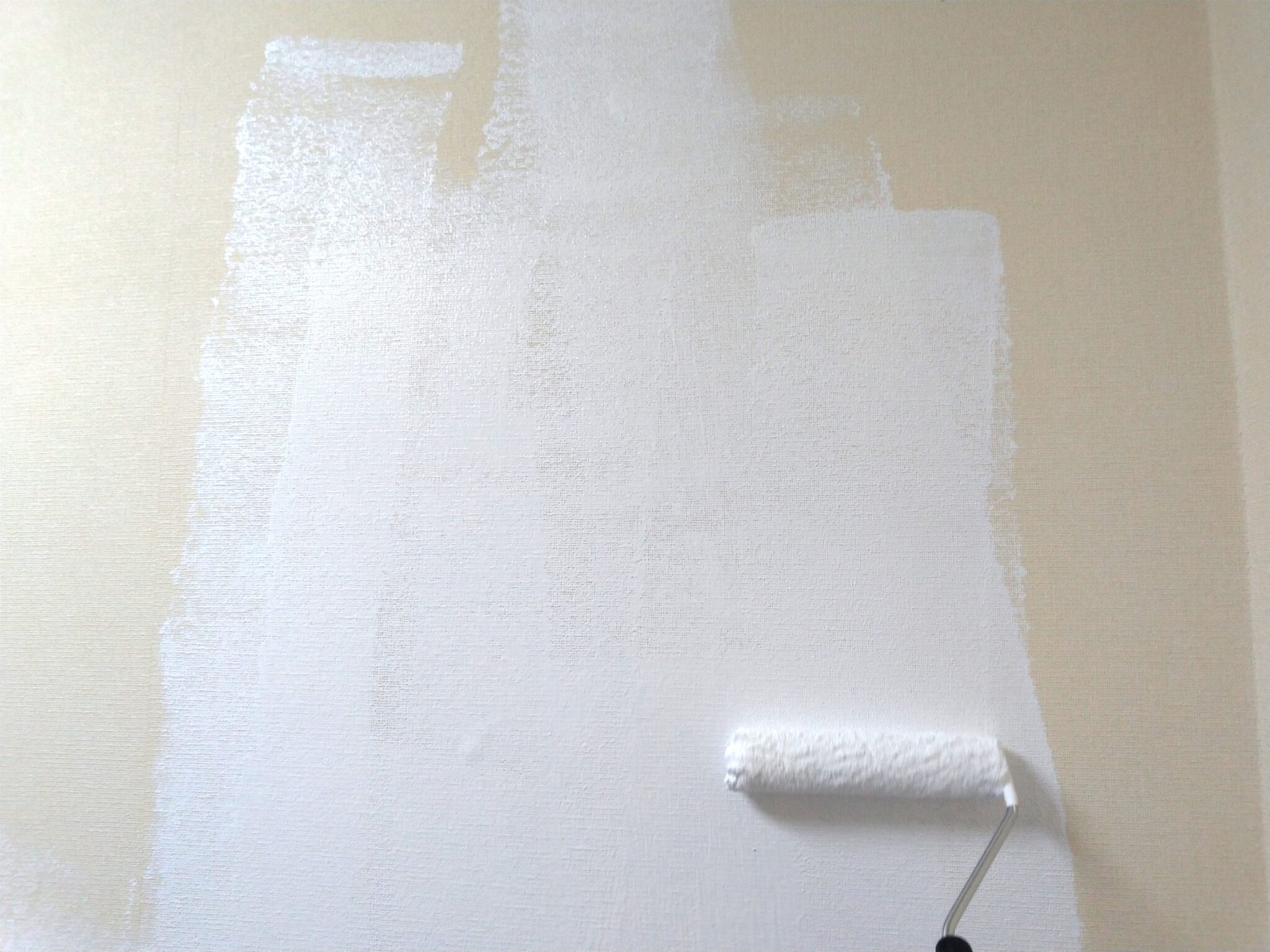 壁紙の上から塗れるペンキおすすめ7選ーメリット・デメリットも解説 - YOYAN BLOG