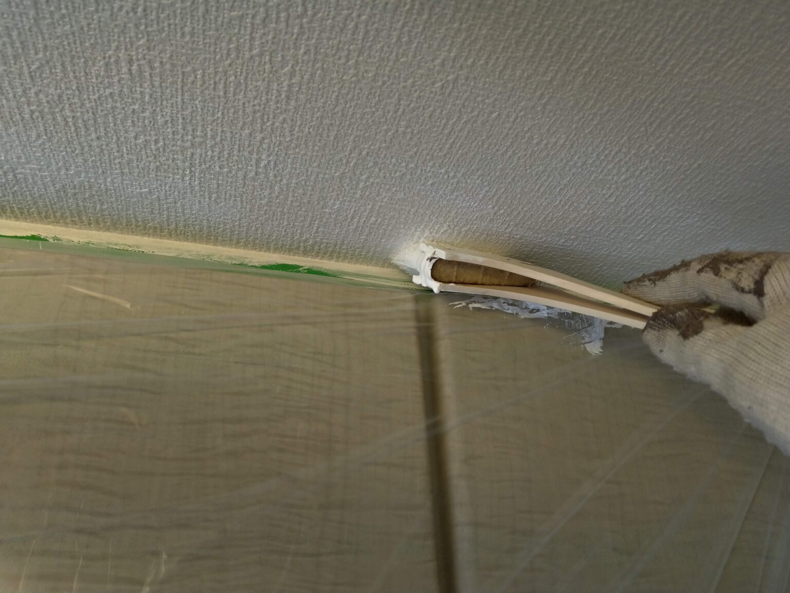 【簡単DIY】黄ばんだ壁紙の上からペンキを塗ったら明るくなった！ - YOYAN BLOG