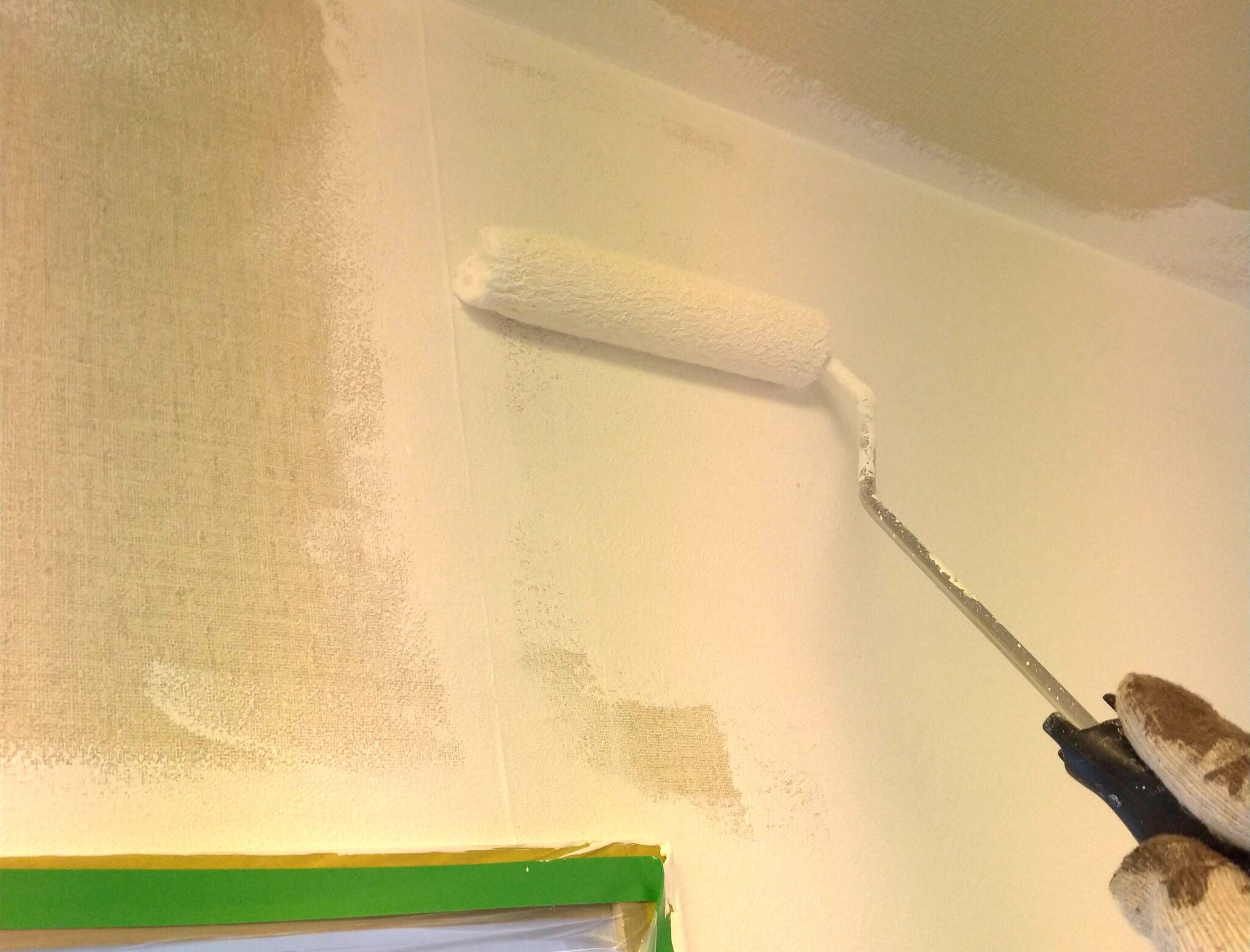 壁紙の上から塗れるペンキおすすめ7選ーメリット・デメリットも解説 - YOYAN BLOG