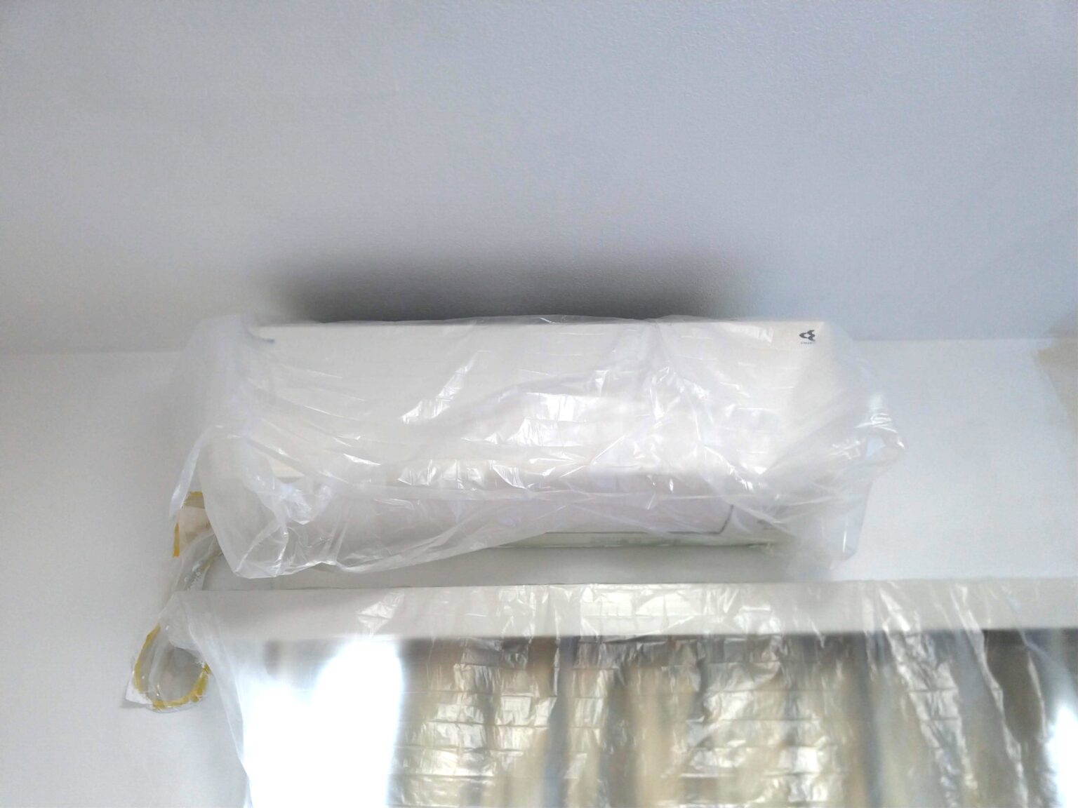 【簡単DIY】黄ばんだ壁紙の上からペンキを塗ったら明るくなった！ - YOYAN BLOG