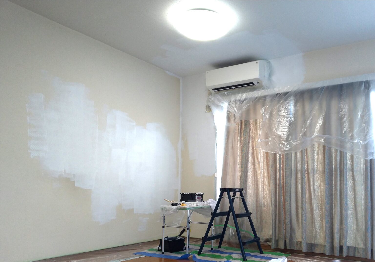 【簡単DIY】黄ばんだ壁紙の上からペンキを塗ったら明るくなった！ - YOYAN BLOG