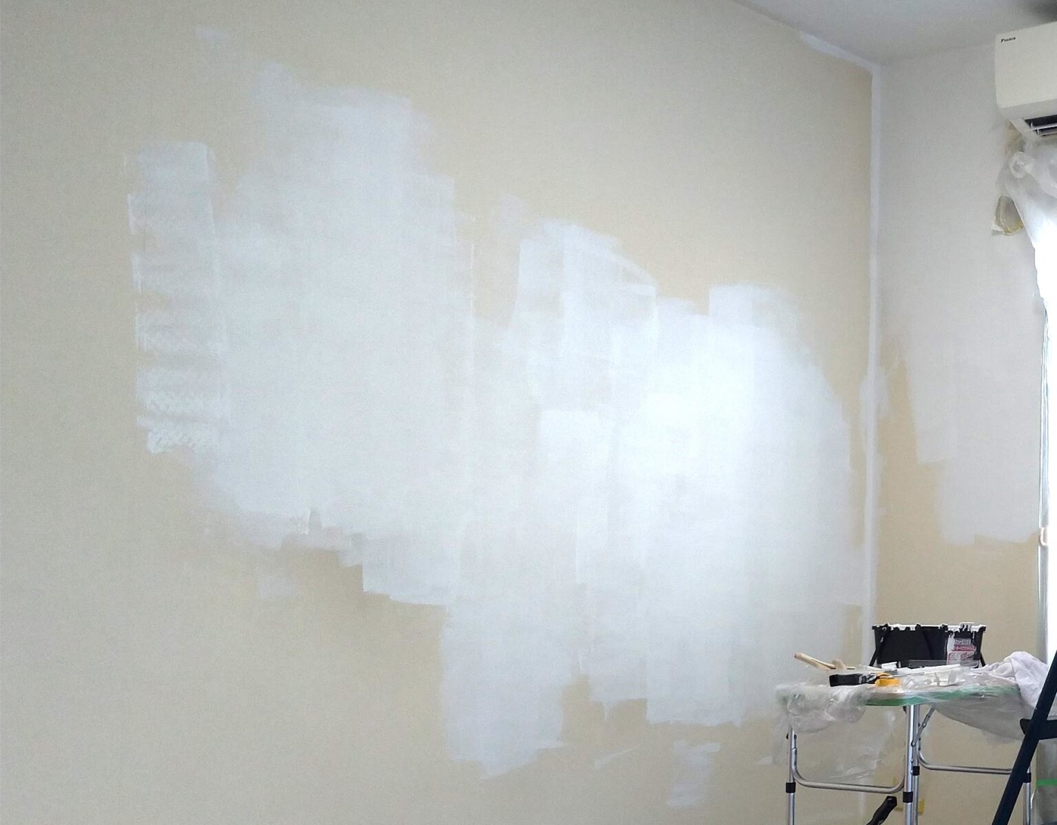 【簡単DIY】黄ばんだ壁紙の上からペンキを塗ったら明るくなった！ - YOYAN BLOG